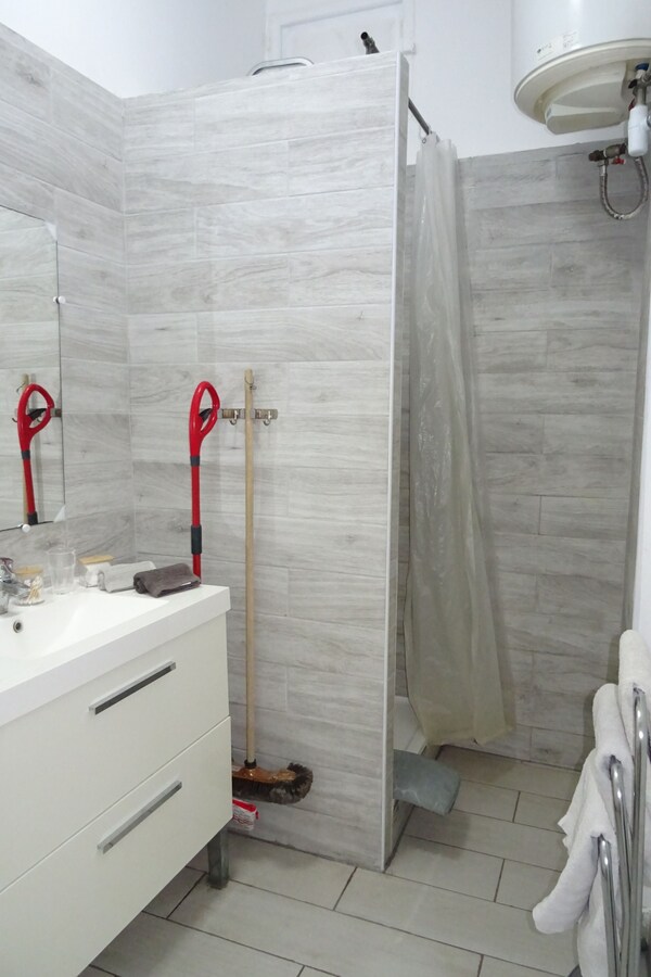 Attractive T2 Apartment, Newly Renovated, Bright And Accessible - Marsiglia