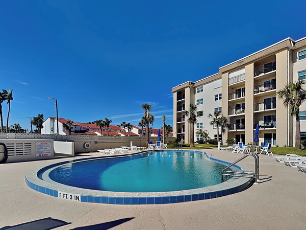 Elegant Condo Across From The Beach With Balcony And Pool Views - Daytona Beach
