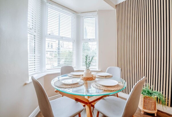 Newly Refurbished 3 Bedroom Townhouse With Free Parking - Harrogate