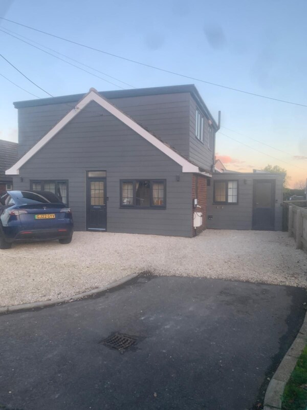 Snug @ Stansted, Parking, Car Cleaning, Ev Charging, 10min Airport Run - London Stansted Airport (STN)