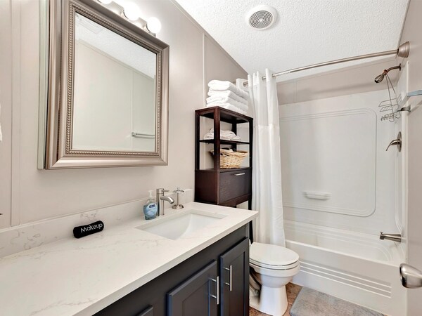 Fully Private Freestanding Home With Yard And Private Parking - Houston, TX