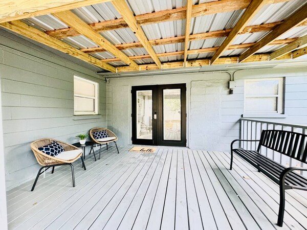 Tranquil Retreat: King Bed, Office, Patio - Lakeland, FL