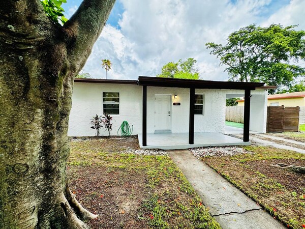 Modern 2-bedroom Retreat Near Beach & Airport - Pembroke Pines, FL