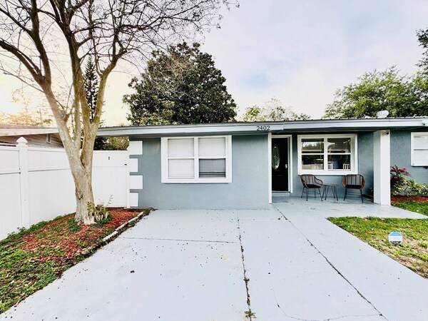 Family-friendly | Fire-pit | Pool Table & Soccer - Lakeland, FL