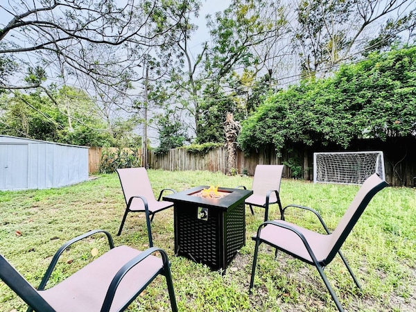 Family-friendly | Fire-pit | Pool Table & Soccer - Lakeland, FL