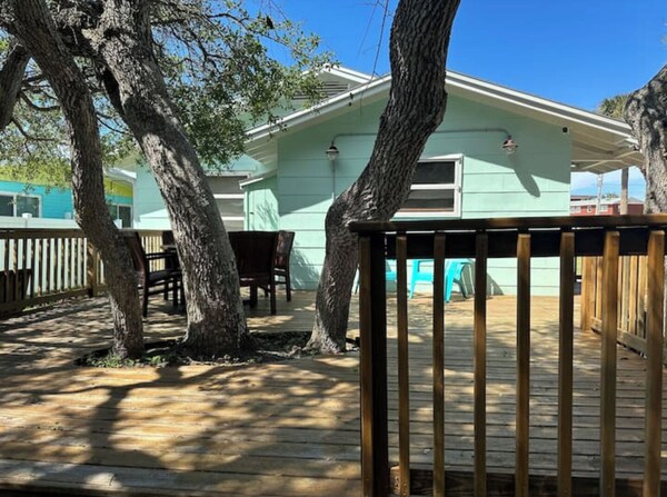 Charming 2-bedroom House In New Smyrna Beach Only Steps To The Beach And Flagler - New Smyrna Beach, FL