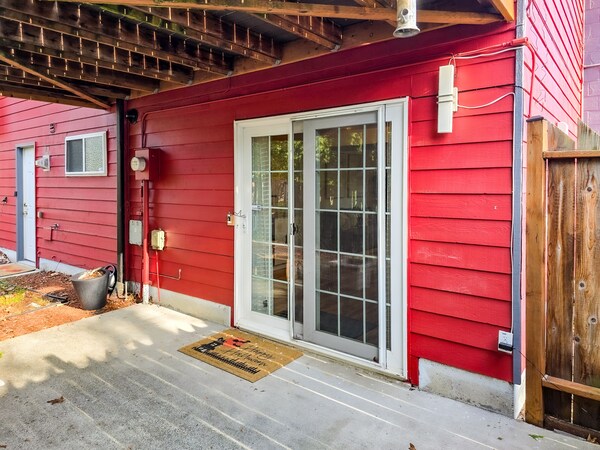 Private Guest Suite With Full Kitchen & Laundry - Bellevue, WA