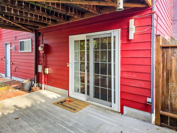 Private Guest Suite With Full Kitchen & Laundry - Bellevue, WA