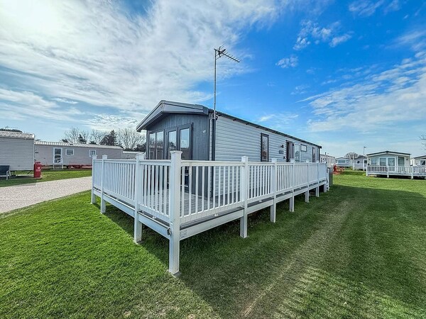 Gorgeous Caravan With Decking & Wifi In Suffolk Ref 20141bs - Pleasurewood Hills Family Theme Park
