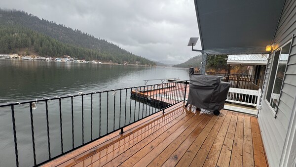 Oh Deer  Waterfront Cabin, Private Dock, Sleeps 8 - Loon Lake, WA