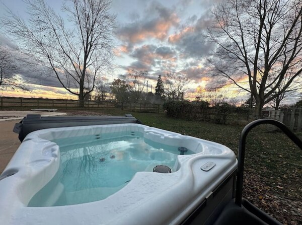 Cozyhome-hottub-pool-wi-fi-kingbed-arcadegames-pooltable - Middlebury, IN