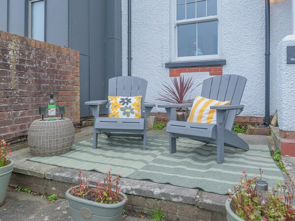 We Love This Cosy Cottage, Located Just A Two Minute Walk From The Beach. - Isle of Wight