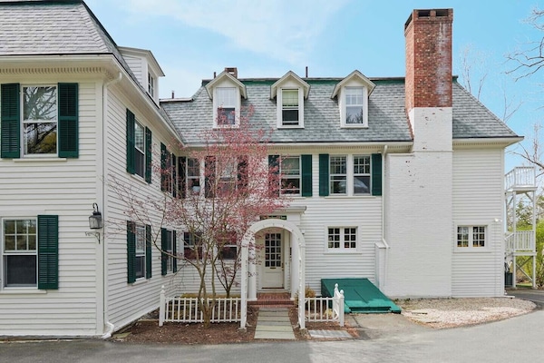 Spacious Historic 9-bedroom Inn In Charming Lenox. Equipped With Full Kitchen. - Lee, MA