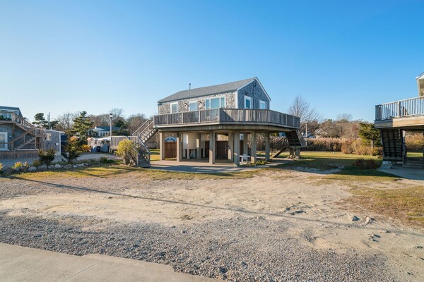 Oceanside Cottage With Private Beach Access - Massachusetts