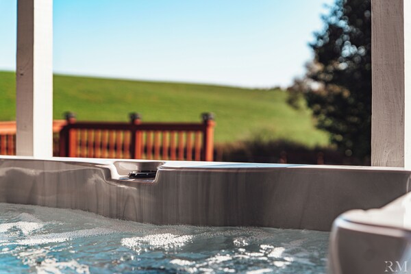 Cozy Getaway: Location, Dogs Stay Free, Fenced Yard, Fishing Pond - Hocking Hills State Park, OH