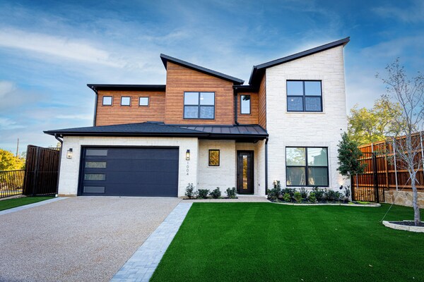 Mothership Arlington: Walk To Stadiums Pool Heated Spa Mini Golf Games & More - Arlington, TX