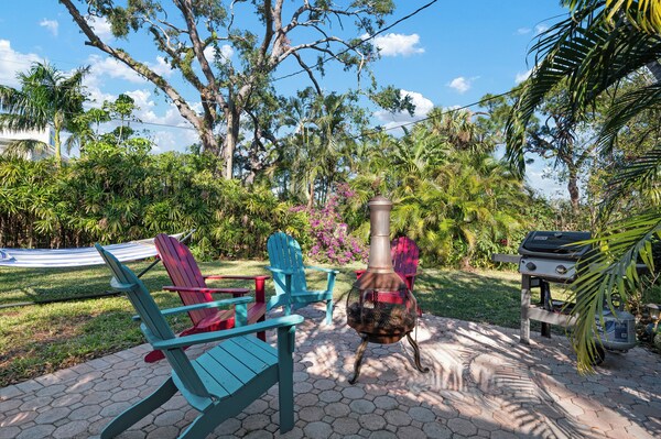 Palma Sola Oasis!  Cozy Tropical Home W/ Putting Green & Hot Tub Minutes From Ami! - Bradenton, FL