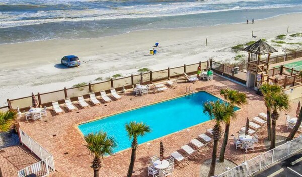 New Amazing Ocean Front Studio W/private Balcony! - Daytona Beach, FL
