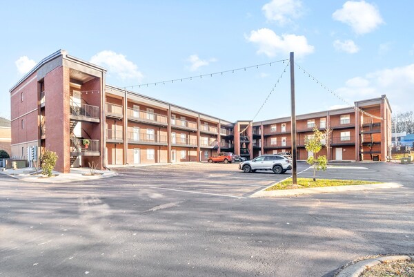 Charming 2-bedroom Dog-friendly Condo Walking Distance To Downtown Clarksville. - Clarksville, TN