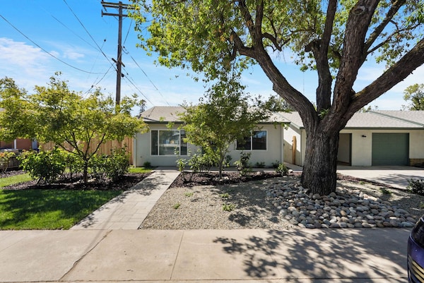 Tvs In Living And Master, Private Yard And High-speed Wi-fi. - Modesto, CA