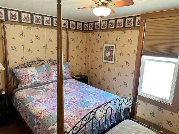 Charming 4-bedroom Pearce Historic Farmhouse In Roseburg With Ac And Wifi - Roseburg, OR