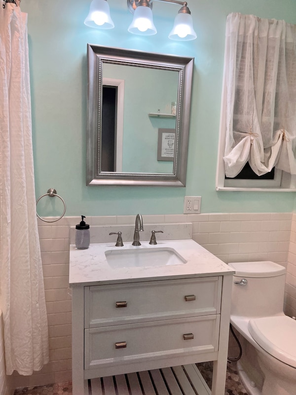 Safe Neighborhood W Parking, Walking Distance Pubs & Metronorth-30 Mins To Nyc - Fort Totten - Queens NY