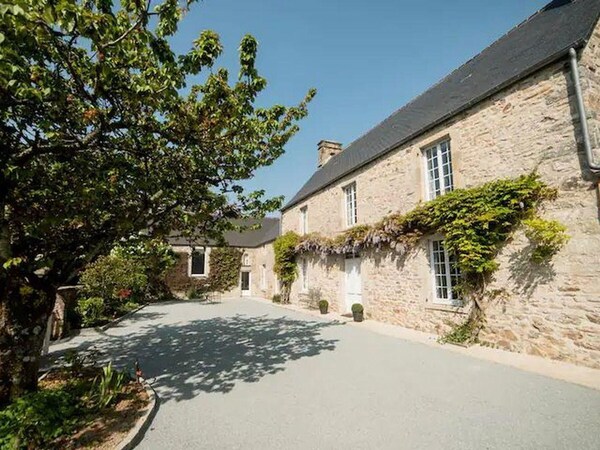 Maison Spacieuse Avec Piscine Intérieure Et Jardin, Proche De La Mer - Les Pieux