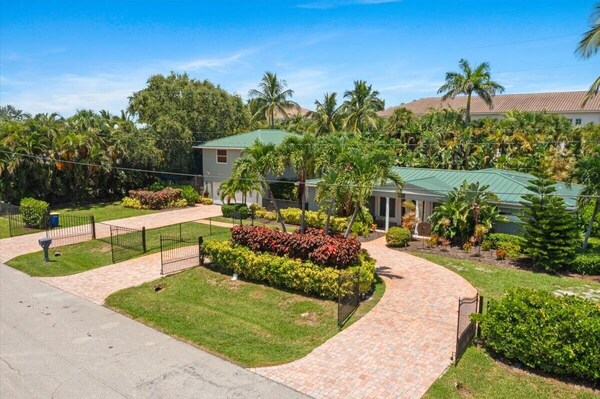 Island Oasis & Coastal Cottage - Fort Pierce, FL