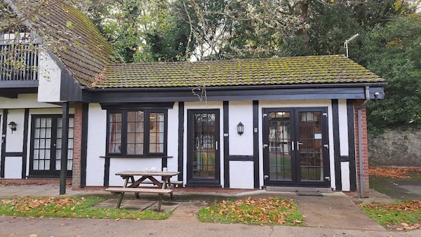 A Great Location For Families, With On Site Facilities Which Include A Pool, Playground And Shop. - Camborne