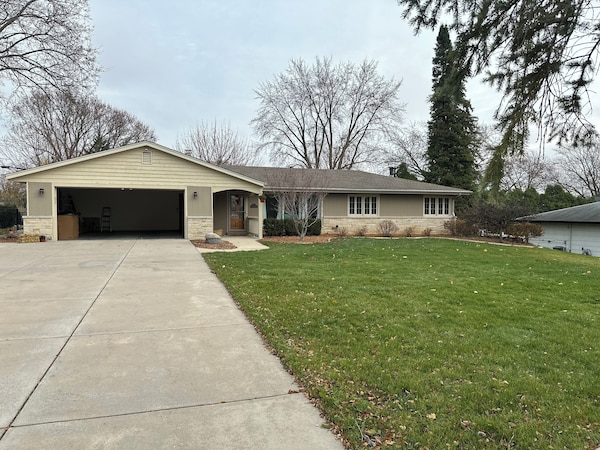 Spacious 4-bedroom House In Terrific Menomonee Falls With Wifi, Ac - Germantown, WI