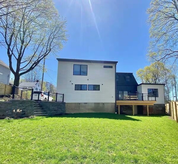 Modern Home W/creek View, Steps To Town & Mountain - SplashDown Beach, Fishkill