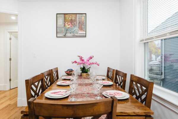 Spacious 5-bedroom 3-full Bath Boston Home, Subway Access & Scenic View - Boston, MA