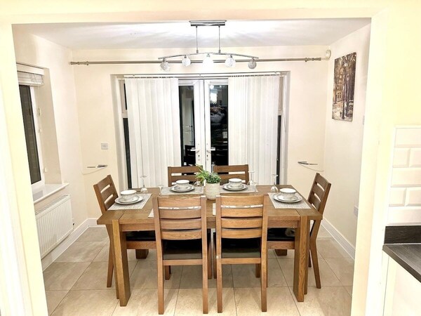 Cosy 3 Bed Apartment - Sleeps 6 - Milton Keynes