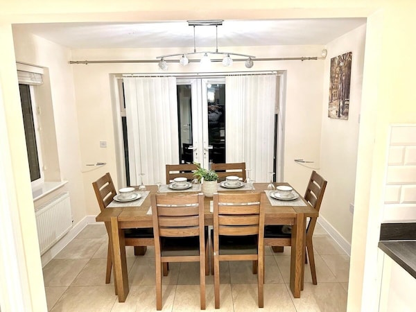 Cosy 3 Bed Apartment - Sleeps 6 - Milton Keynes