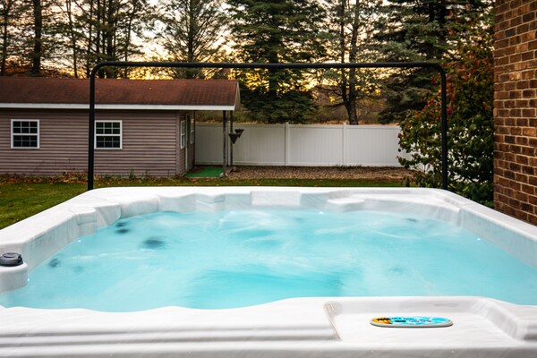 The Poolside Escape | Hot Tub | Arcade | Ping Pong - Stevensville, MI