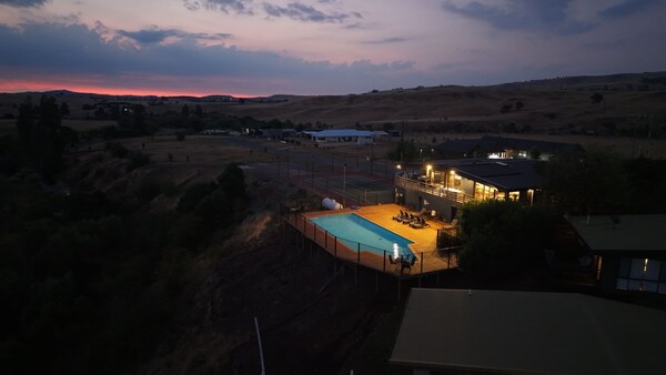 Bluegum Delatite - Sleeps 10 - Merrijig - Tennis - Pool - - Mount Buller