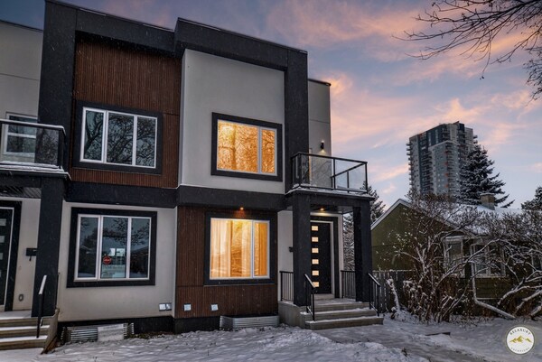 Modern Home | Seven Minutes From Downtown | Next To Transit - Edmonton