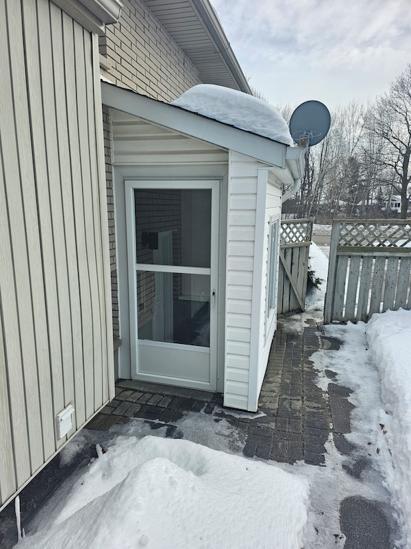 Live In Our 1 Bedroom Apartment With Living Room & Feel Like Home Away From Home - Western University