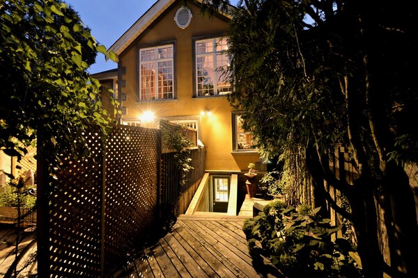 Specious One Bedroom Apartment In Upscale Neighbourhood In Leaside Toronto. - Mississauga