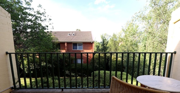 Heal In Phillip - 1bd 1bth Oasis - Canberra