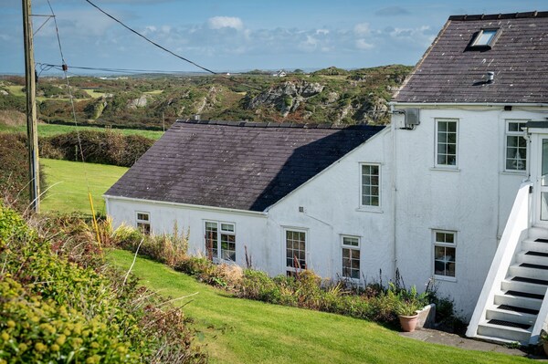 Y Lleiaf - Sleeps 5 Guests  In 2 Bedrooms - Holyhead