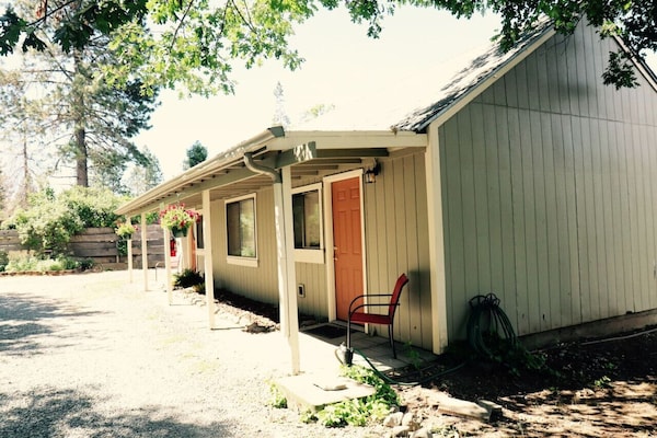 Burgundy Room At Kerbyville Inn - Newly Remodeled - Cave Junction, OR