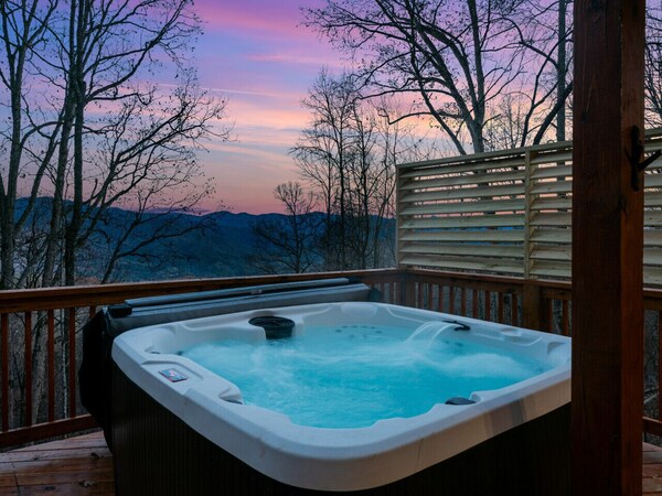 Appalachian Peak Paradise - Massive Views, Hot Tub, Fire Pit - Bryson City, NC