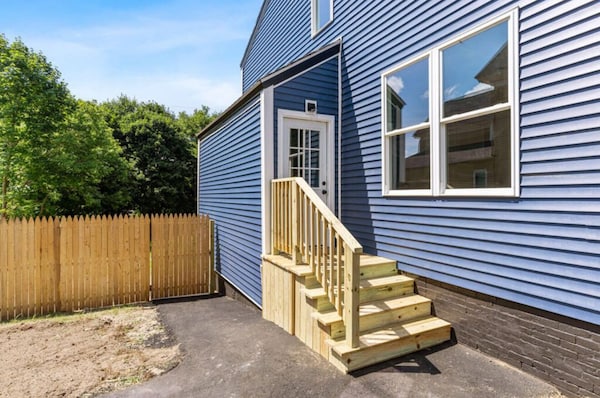 Fully Furnished 1st Floor Retreat, Comfort Awaits - Minot, ME
