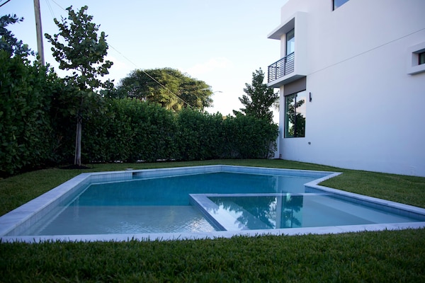 Luxury 3br Modern Escape: Backyard Oasis, Pool, & Perfect West Palm Location - West Palm Beach, FL