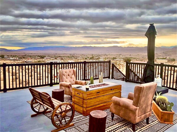Cool Place 2 Stay In Joshua Tree. Amazing Hot Tub Views And 360 Roof Deck Views. - Joshua Tree, CA