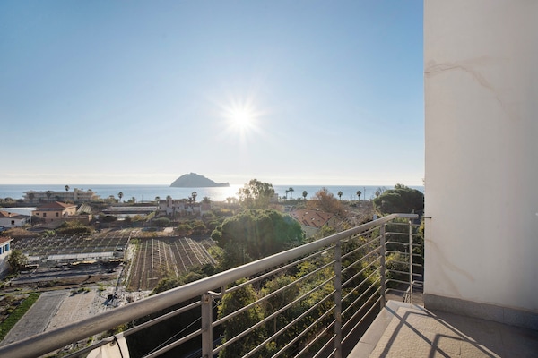 Apartment 'Iris' With Sea View, Private Terrace And Air Conditioning - Albenga