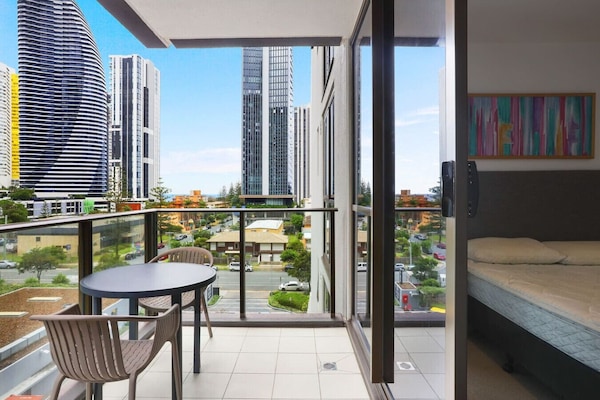 Broadbeach Apartment - Central, Wifi & Secure Park - Broadbeach