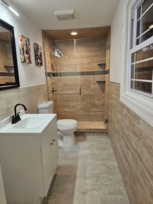 Deluxe Aparment Spacious 3-bedroom Apartment With Wifi, Ac In Nice Elizabeth - Elizabeth, NJ