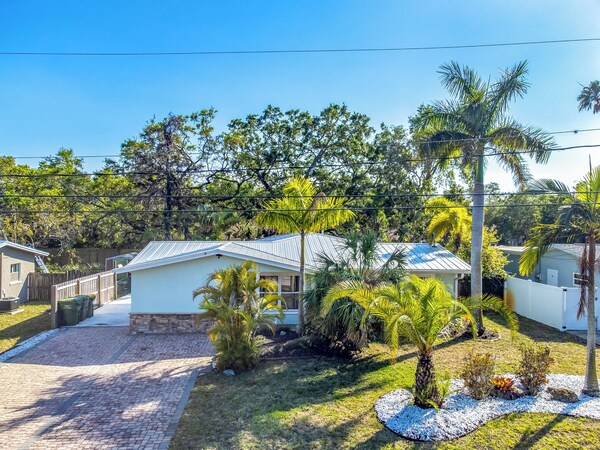 Tropical Pool Home With Grill & Firepit! Close To Downtown, Pinecraft & Beaches! - Sarasota, FL